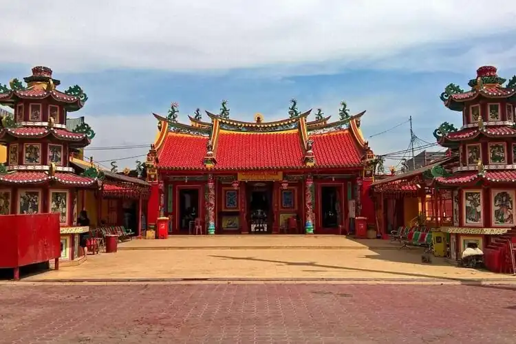 7 Wisata Kelenteng di Indonesia untuk Dikunjungi Saat Imlek - DYARANESIA